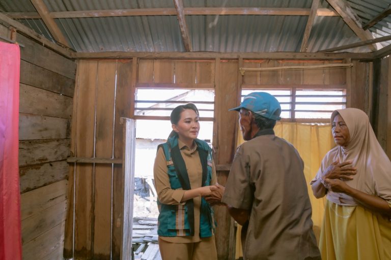Gubernur Sherly Relokasi Warga Pesisir Sidangoli Dehe - Times Malut